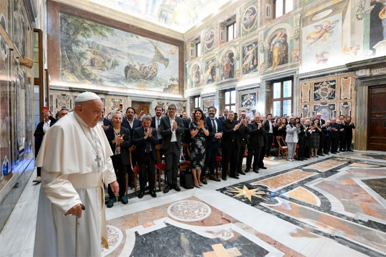 Il Papa ai comici: «Fate sorridere anche Dio» - RomaSette
