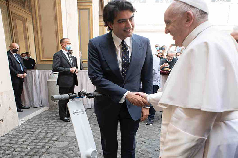 Sviluppo sostenibile: in dono a Francesco un monopattino bianco - RomaSette